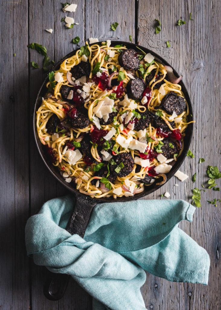 Mustamakkarapasta – Perinneruokaa prkl | Meillä kotona