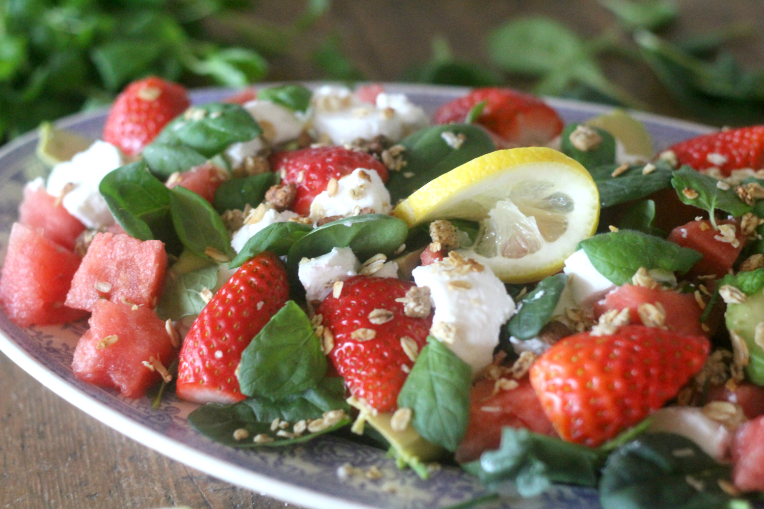 Vesimeloni-vuohenjuustosalaatti granolalla – Inspirations | Terve.fi